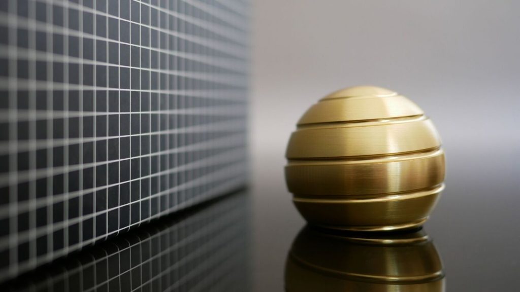 MEZMOGLOBE Kinetic Desk Toy | The Coolector