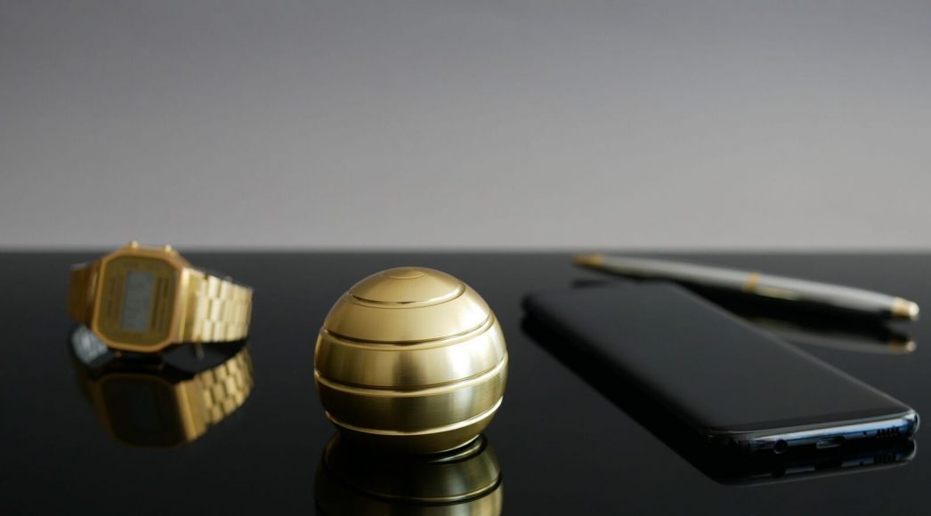 MEZMOGLOBE Kinetic Desk Toy | The Coolector