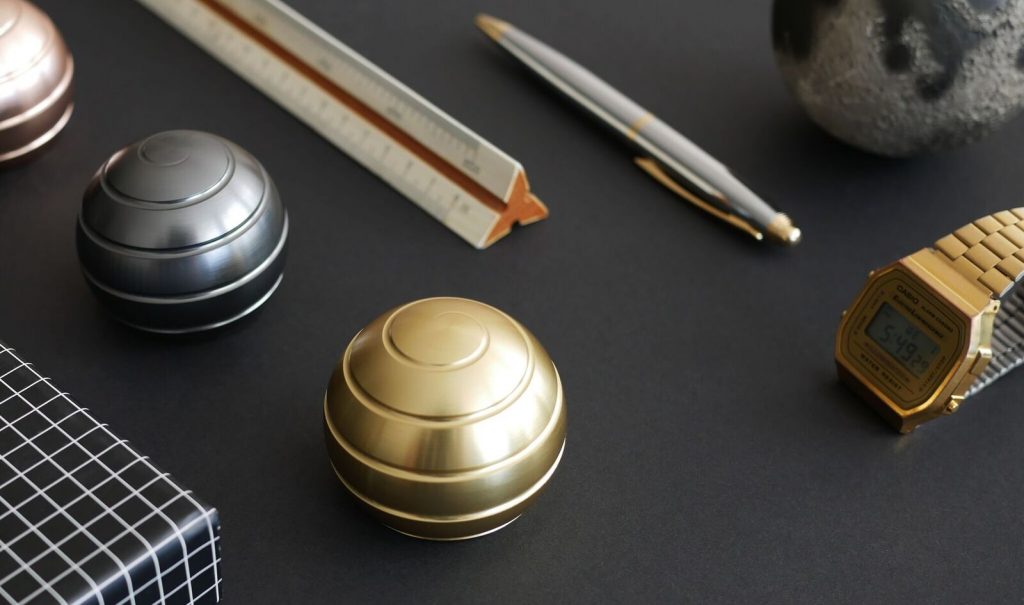 MEZMOGLOBE Kinetic Desk Toy | The Coolector