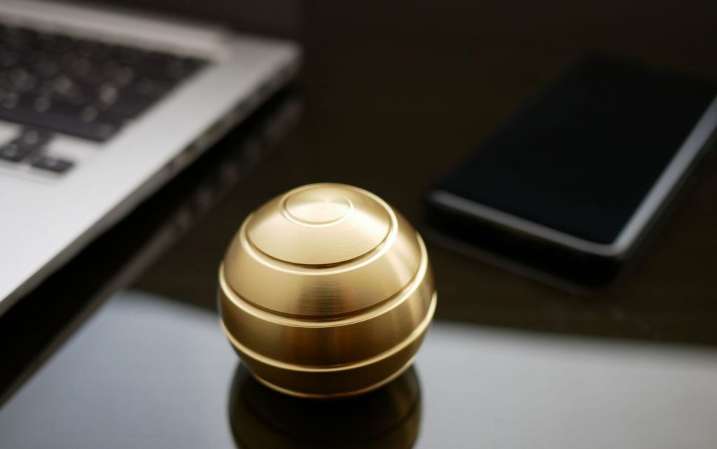 MEZMOGLOBE Kinetic Desk Toy | The Coolector