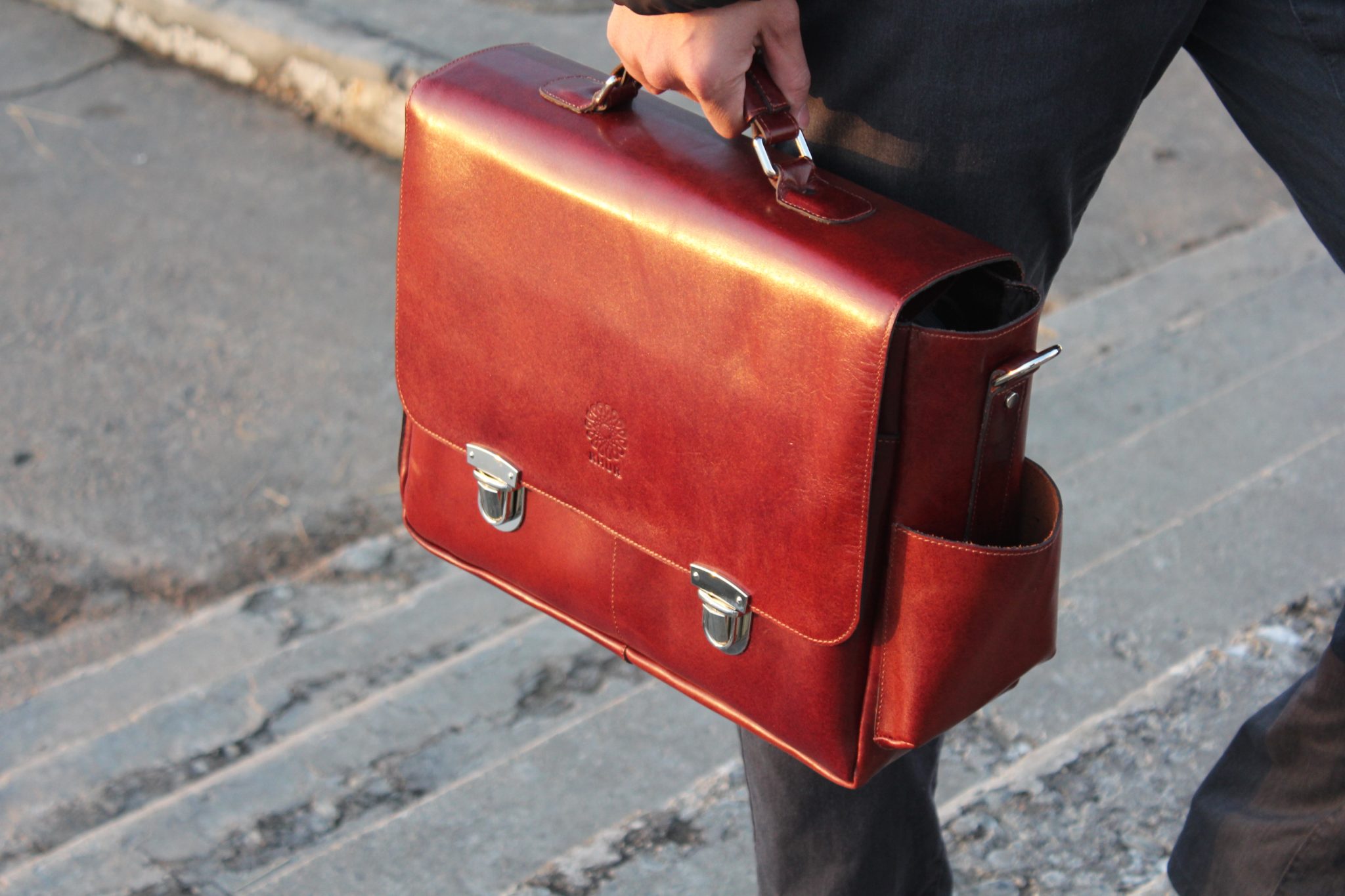 SARLAG Leather Messenger Bag | The Coolector