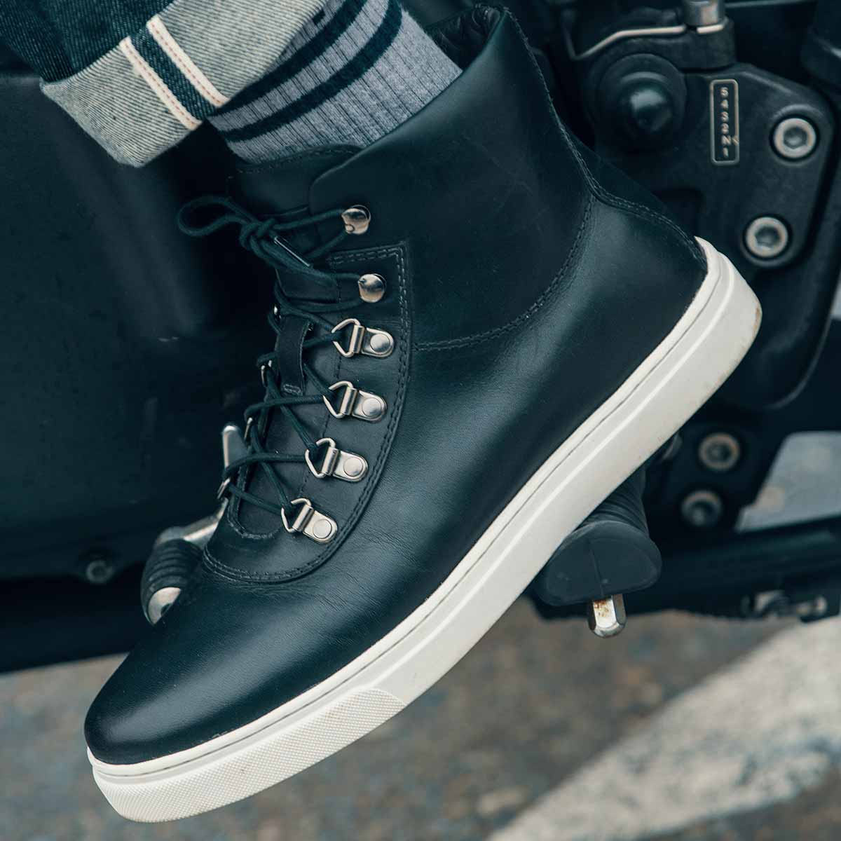 Helm Cole Boots | The Coolector