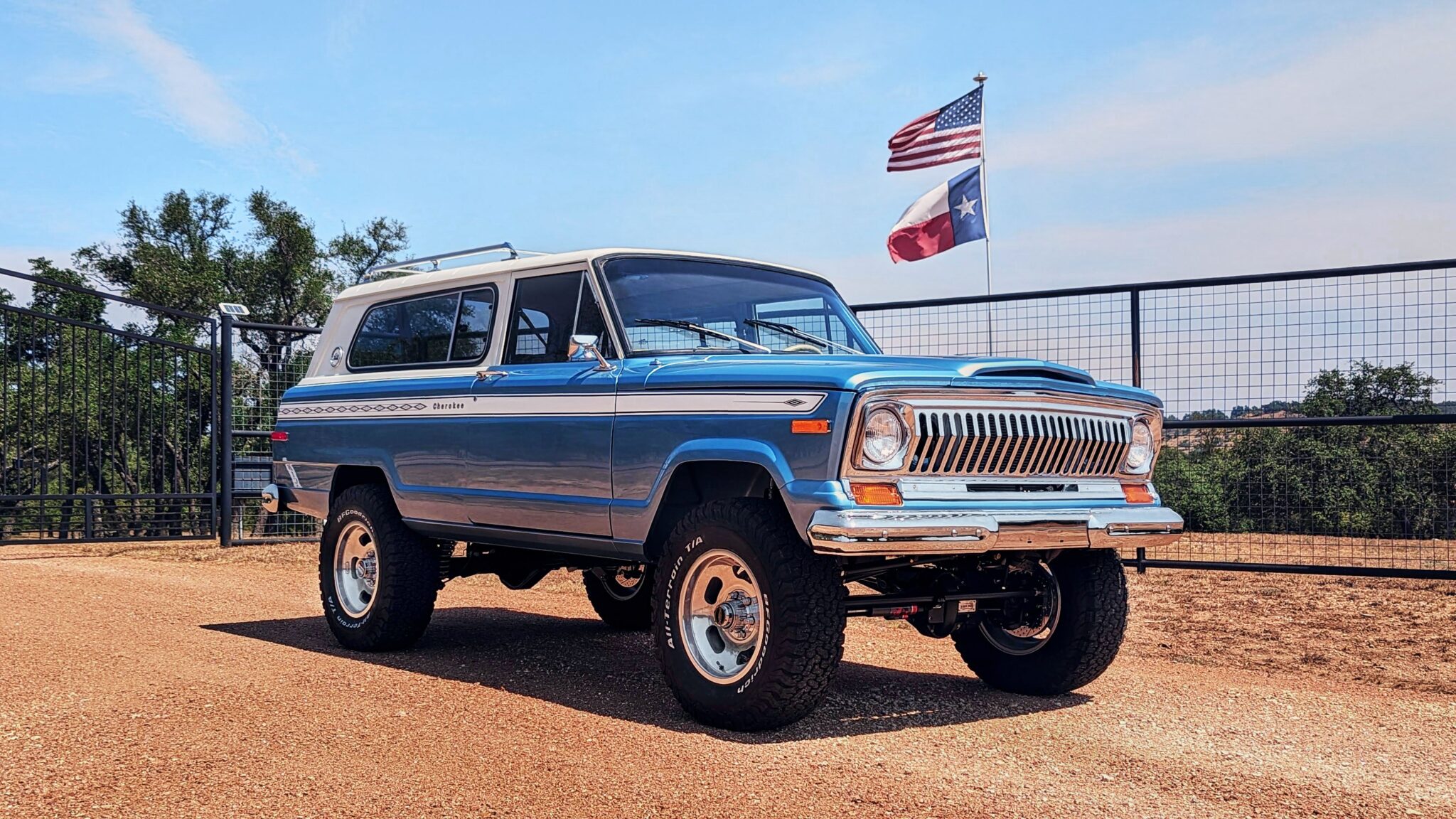Vigilante 1975 Two-Tone Cherokee | The Coolector