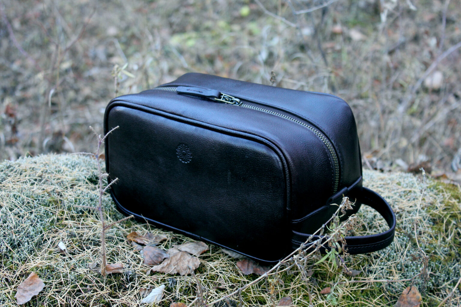 Sarlag Waterproof Yak Leather Toiletry Bag | The Coolector