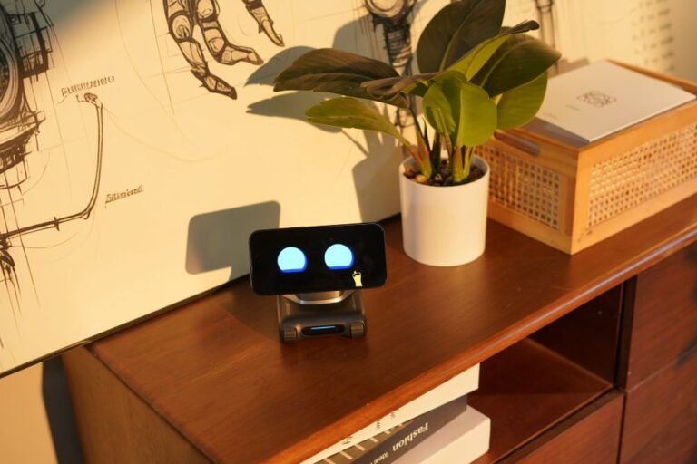 LOOI Desktop Robot | The Coolector