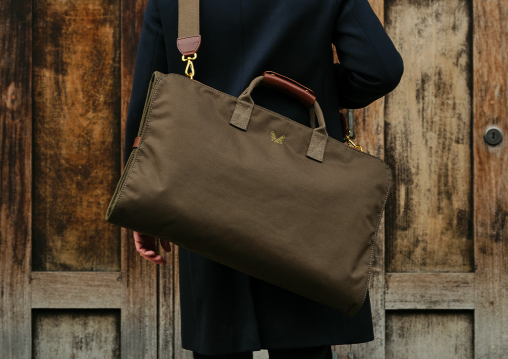Bennett Winch Trifold Bag | The Coolector