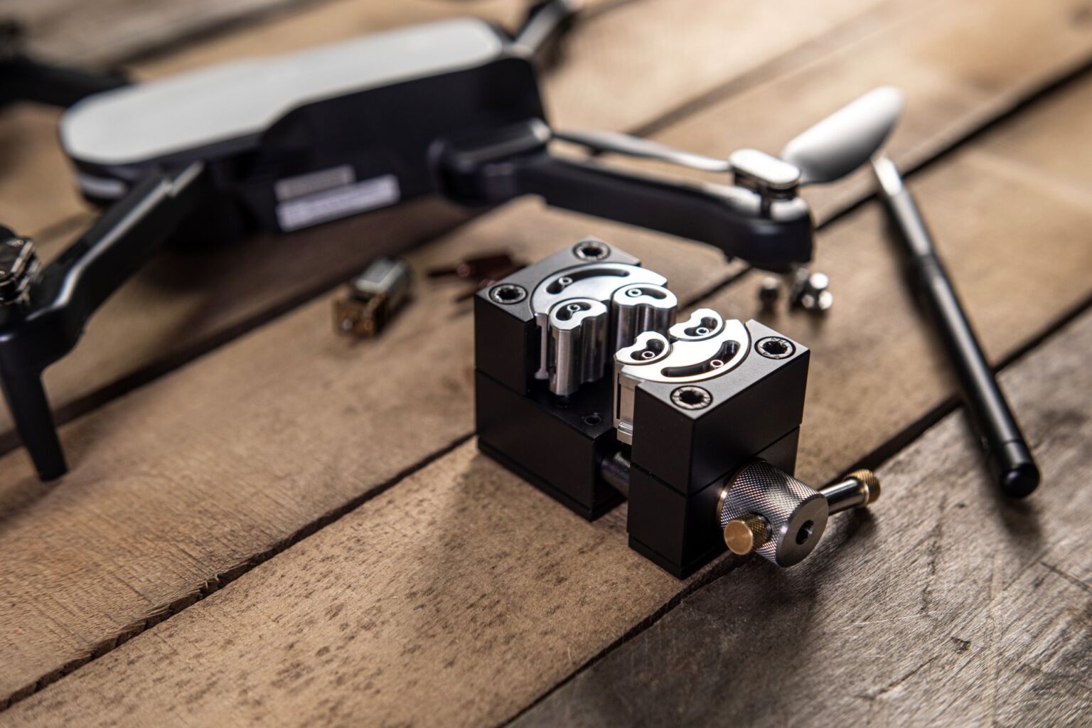 The Ingenious Grip of the MetMo Fractal Vise | The Coolector
