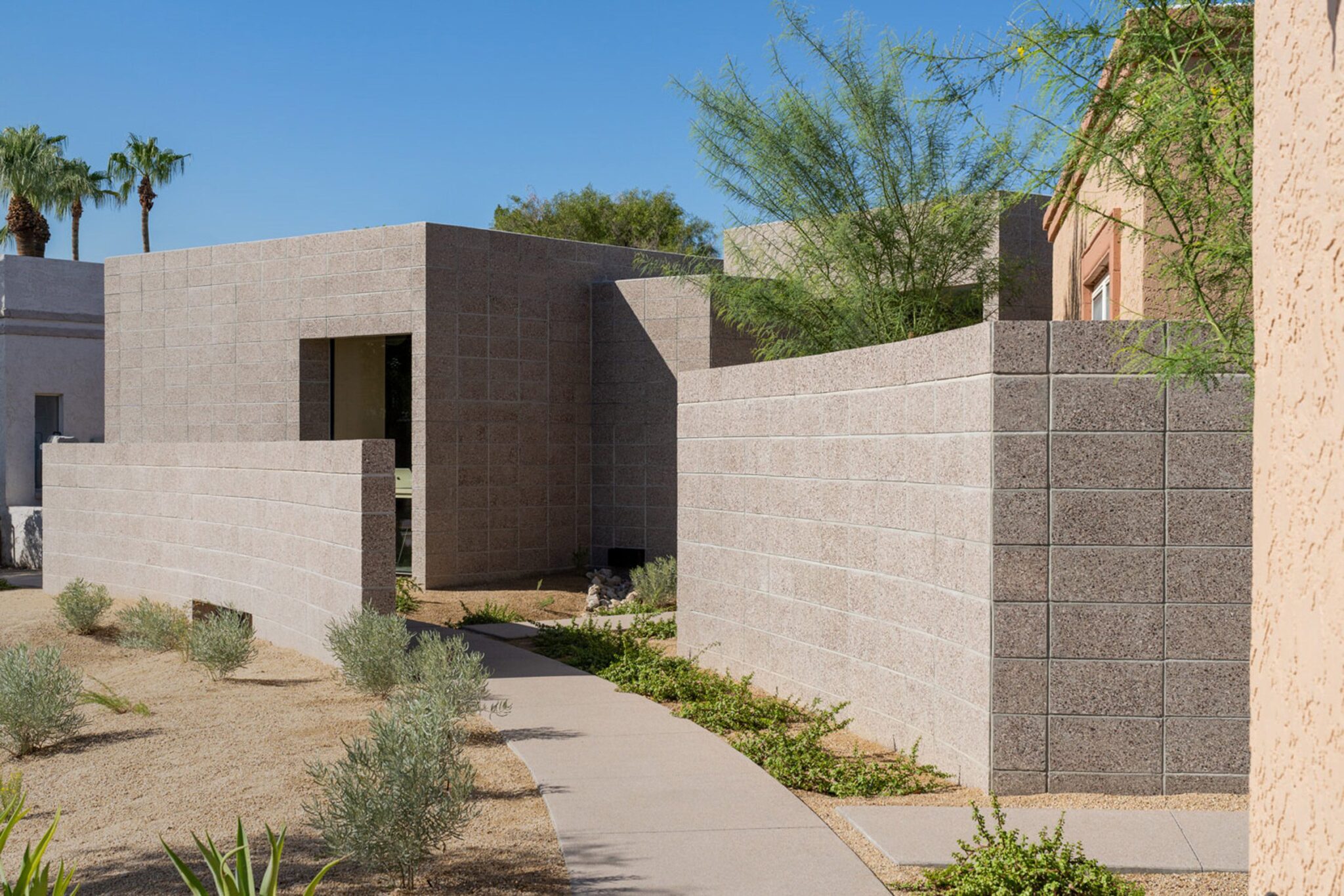 Concrete Cool in the Arizona Desert: The Moon Valley Residence | The ...